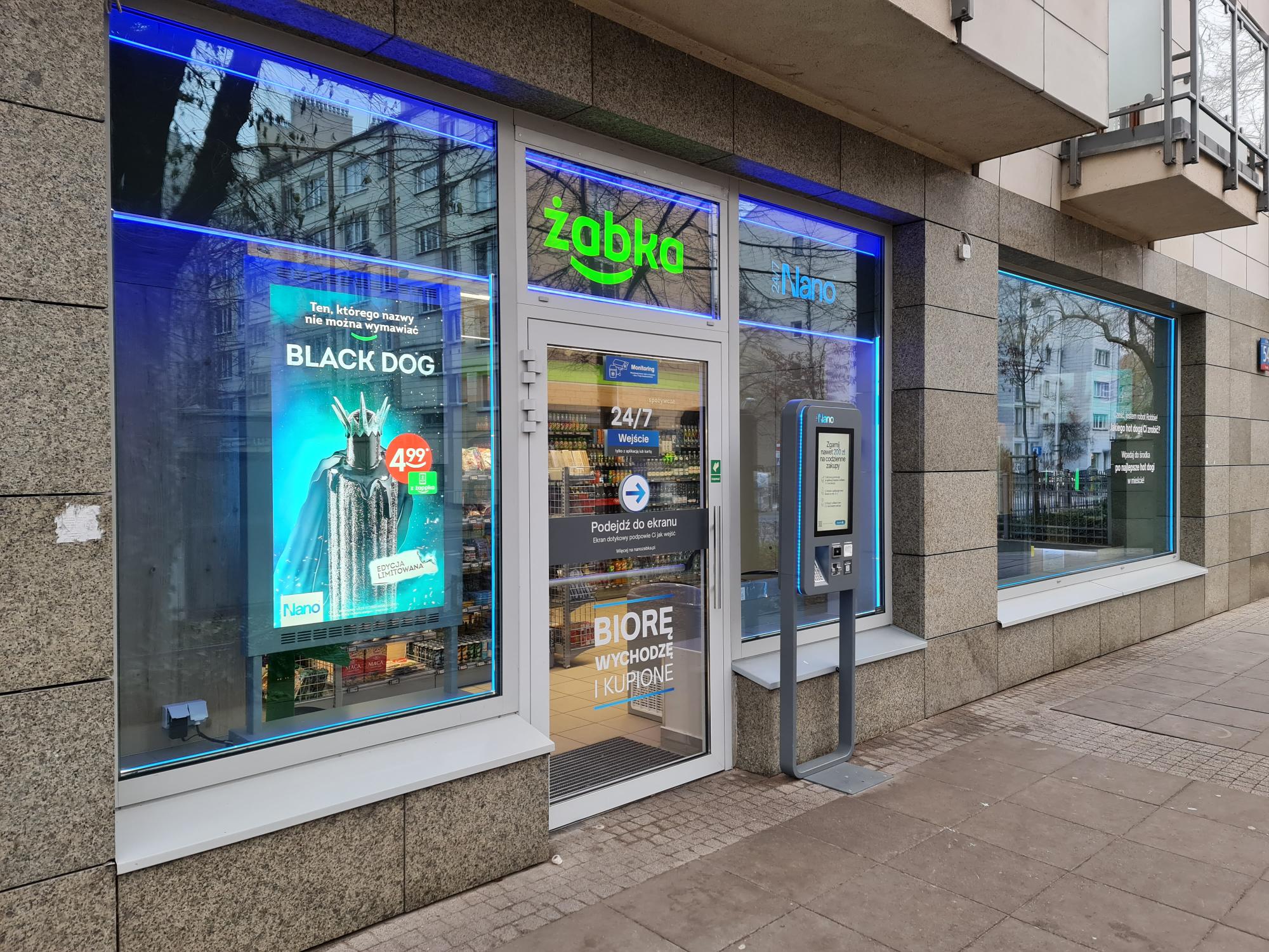 Black Dog w Black Friday – czarna przekąska w ofercie Żabki dostępna od ...