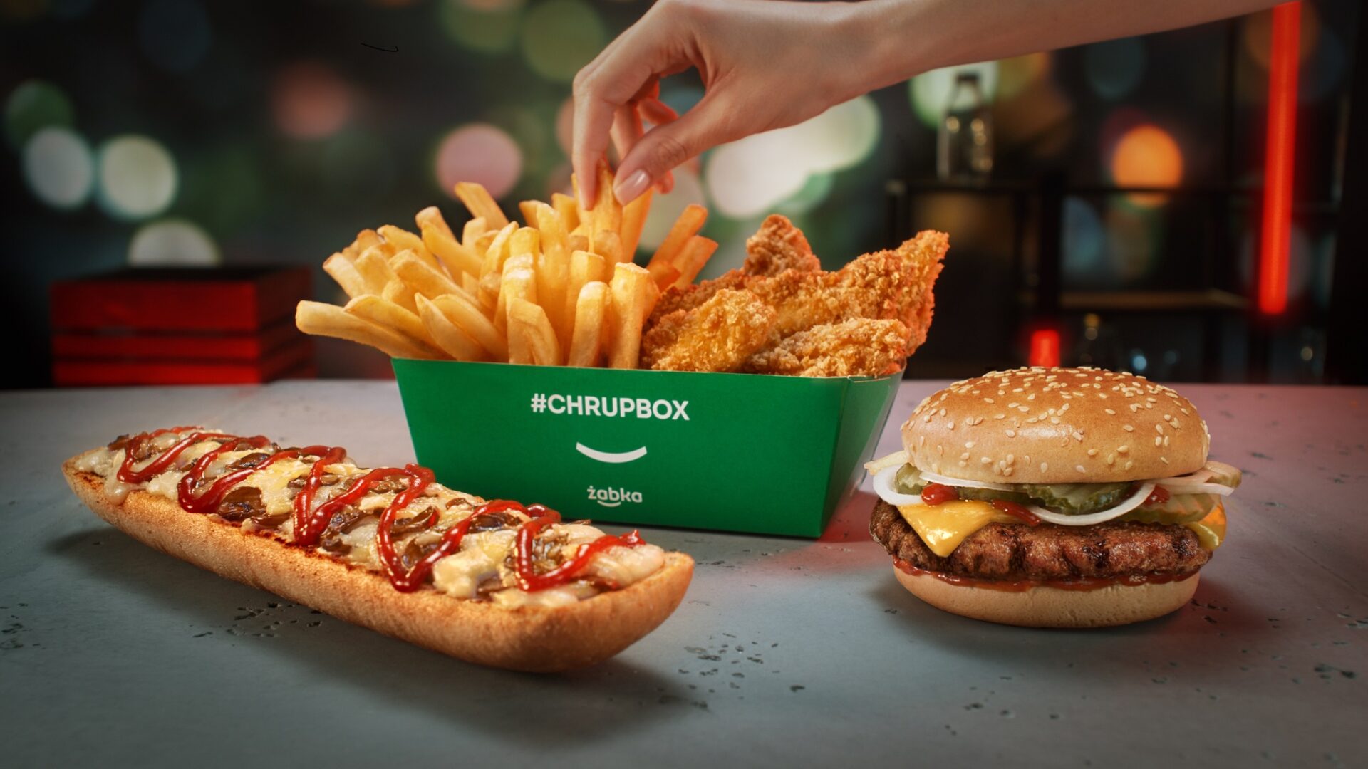 Żabka rozgrzewa Polskę kampanią „Weź to na gorąco!” | Żabka